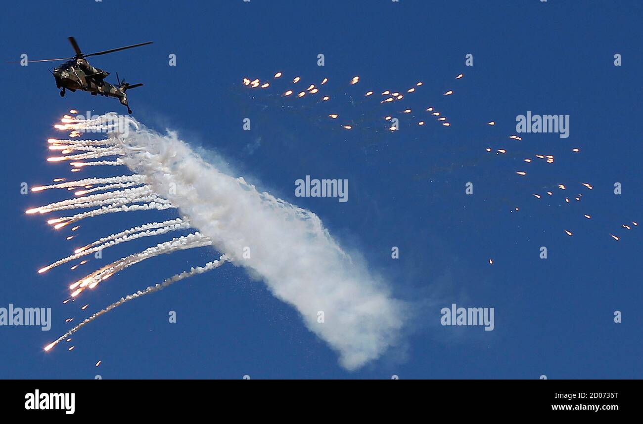 Flare deployment hi-res stock photography and images - Alamy