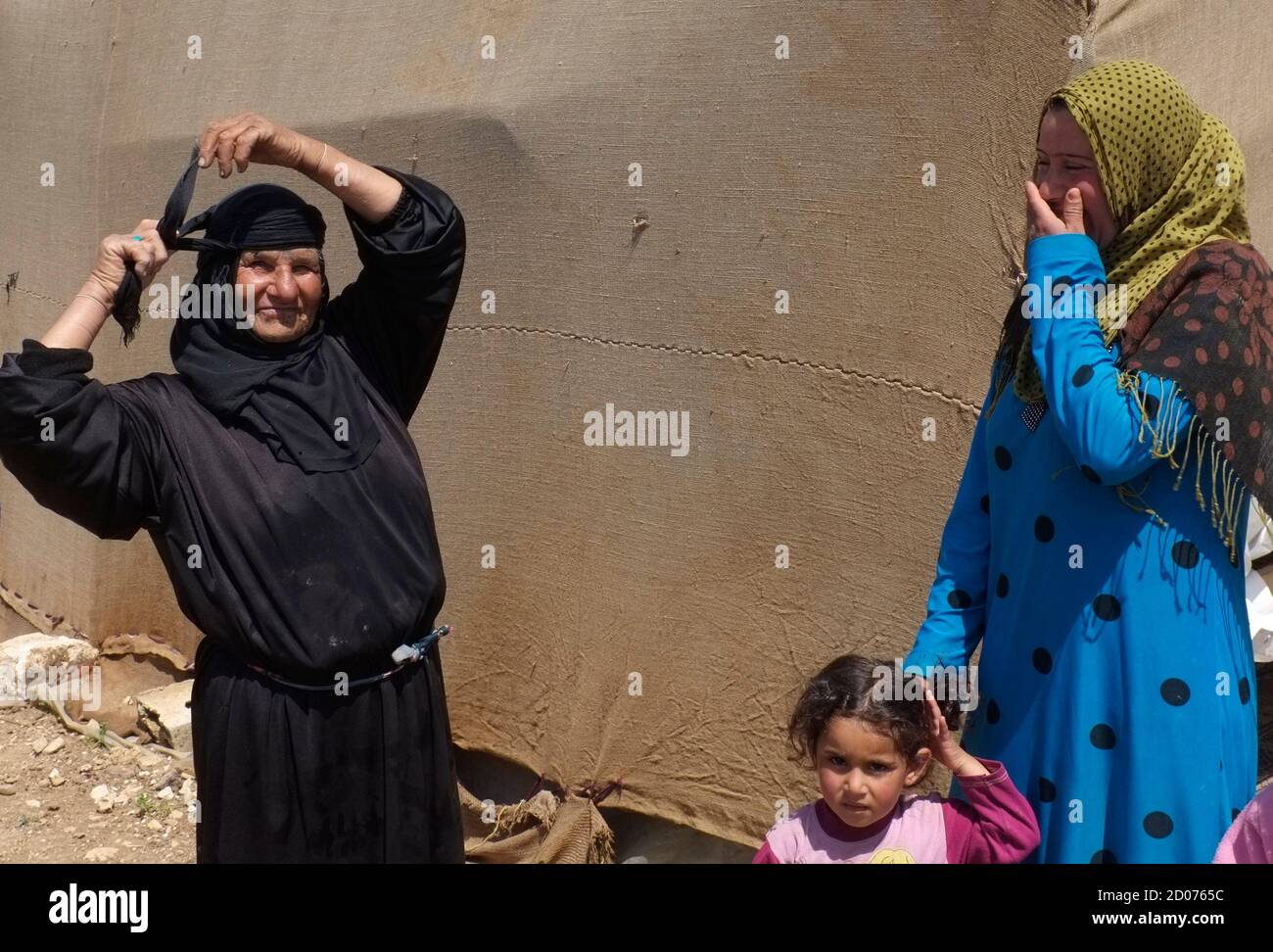 Syrian woman head scarf hi-res stock photography and images - Alamy