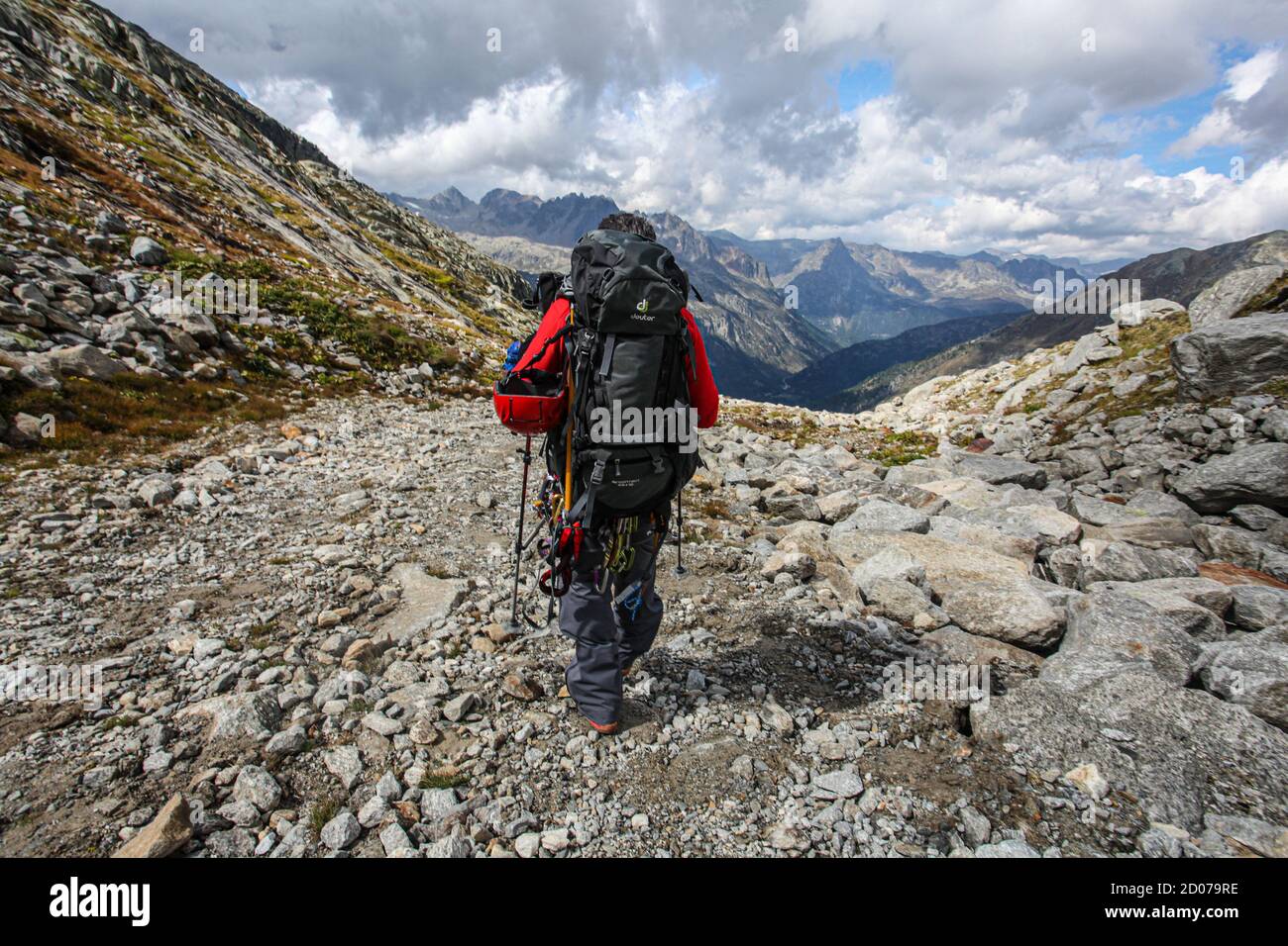 Glaciated hanging valley hi-res stock photography and images - Alamy