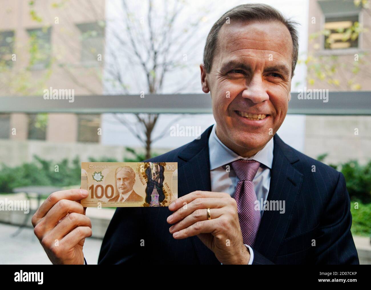 100 dollar mark hi-res stock photography and images - Alamy