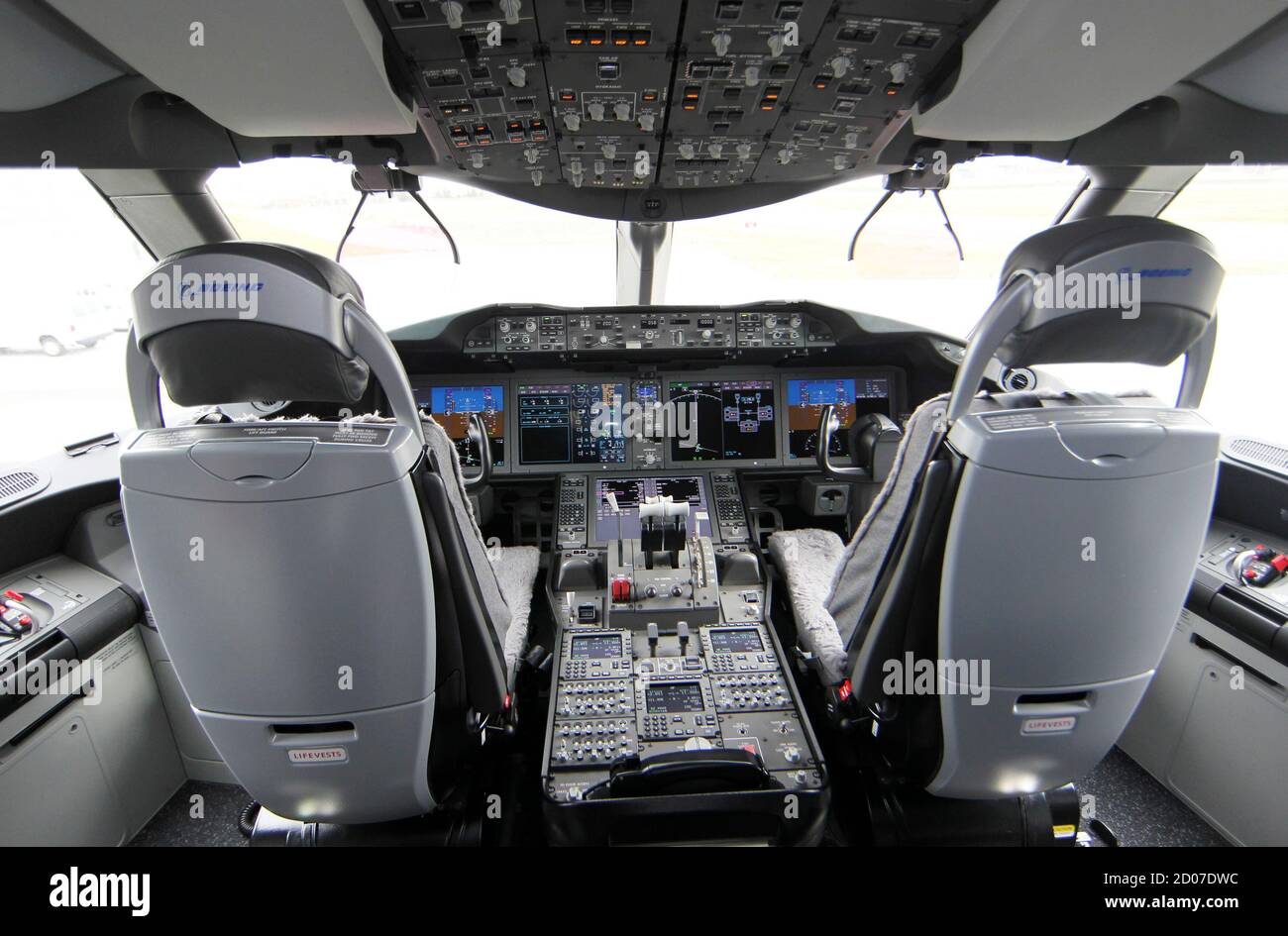 Boeing 787 Dreamliner Interior High Resolution Stock Photography and ...