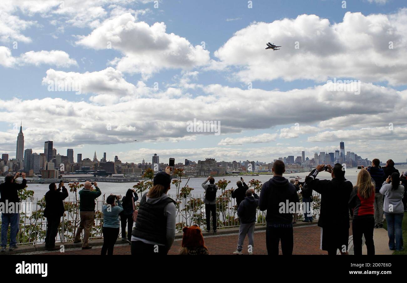 Space shuttle photos hi-res stock photography and images - Alamy