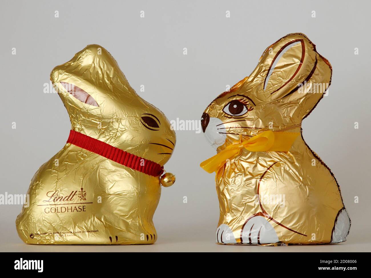 Gold wrapped lindt chocolate bunnies hi-res stock photography and ...