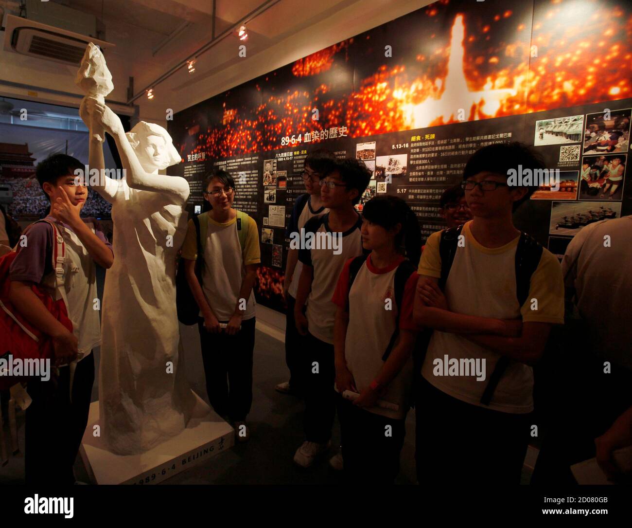1989 goddess of democracy statue hi-res stock photography and images ...