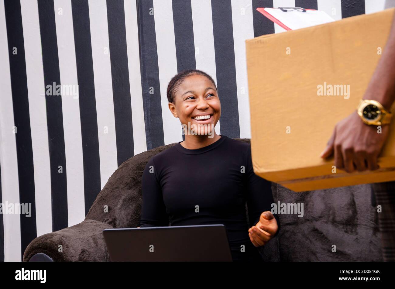 Lady signing for package hi-res stock photography and images - Alamy