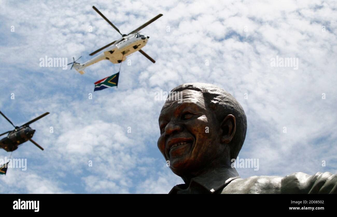 Nelson mandela statue union buildings hi-res stock photography and ...