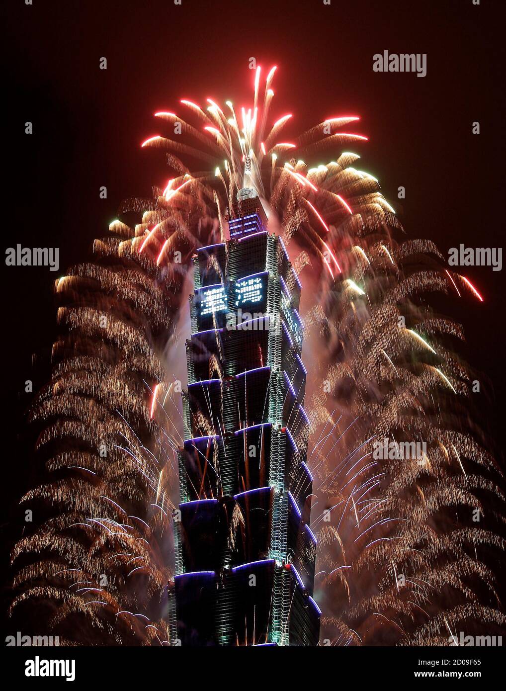 Taipei 101 fireworks hi-res stock photography and images - Alamy