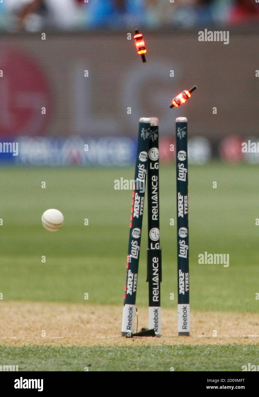 Bails off stumps hi-res stock photography and images - Alamy