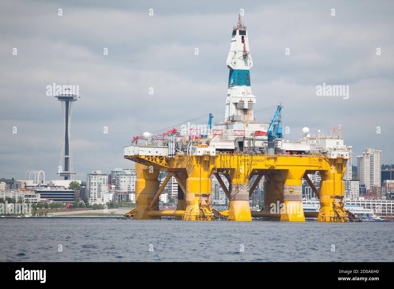 Royal dutch shell oil rig hi-res stock photography and images - Alamy