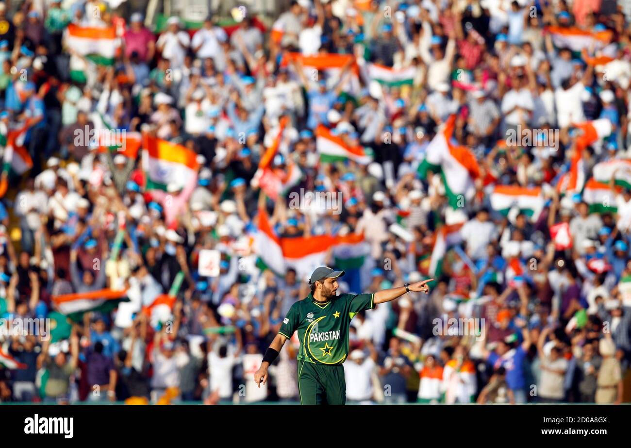 Cricket fielding positions hi-res stock photography and images - Alamy