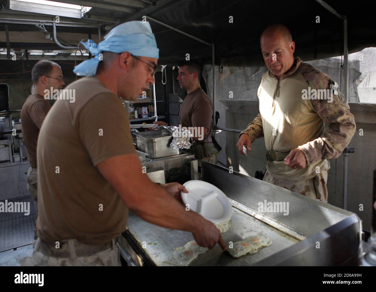 Army base kitchen hi-res stock photography and images - Alamy