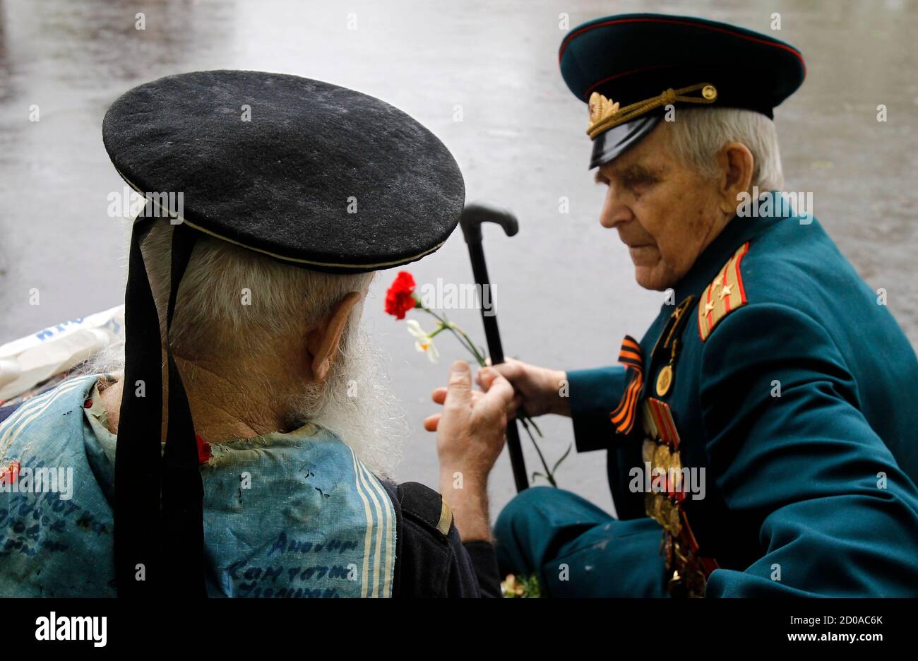 World war ii veterans talk hi-res stock photography and images - Alamy
