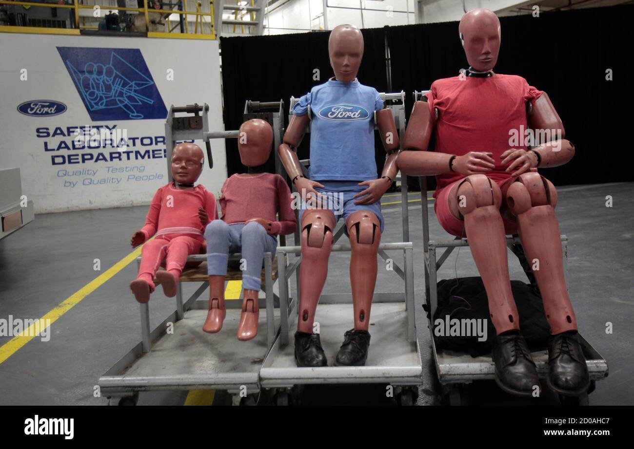 Crash dummy family hi-res stock photography and images - Alamy