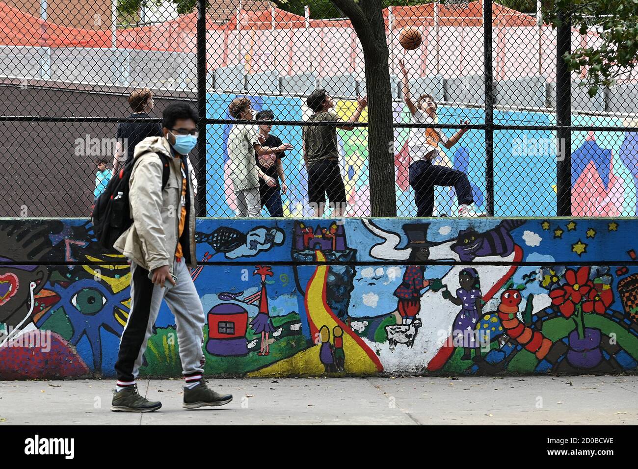 High school student walks hi-res stock photography and images - Alamy