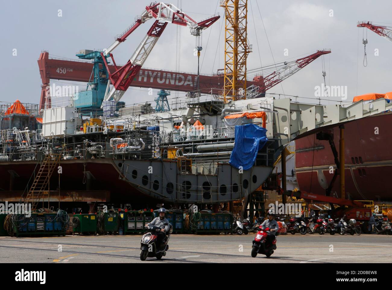 Shipyard korea hi-res stock photography and images - Alamy