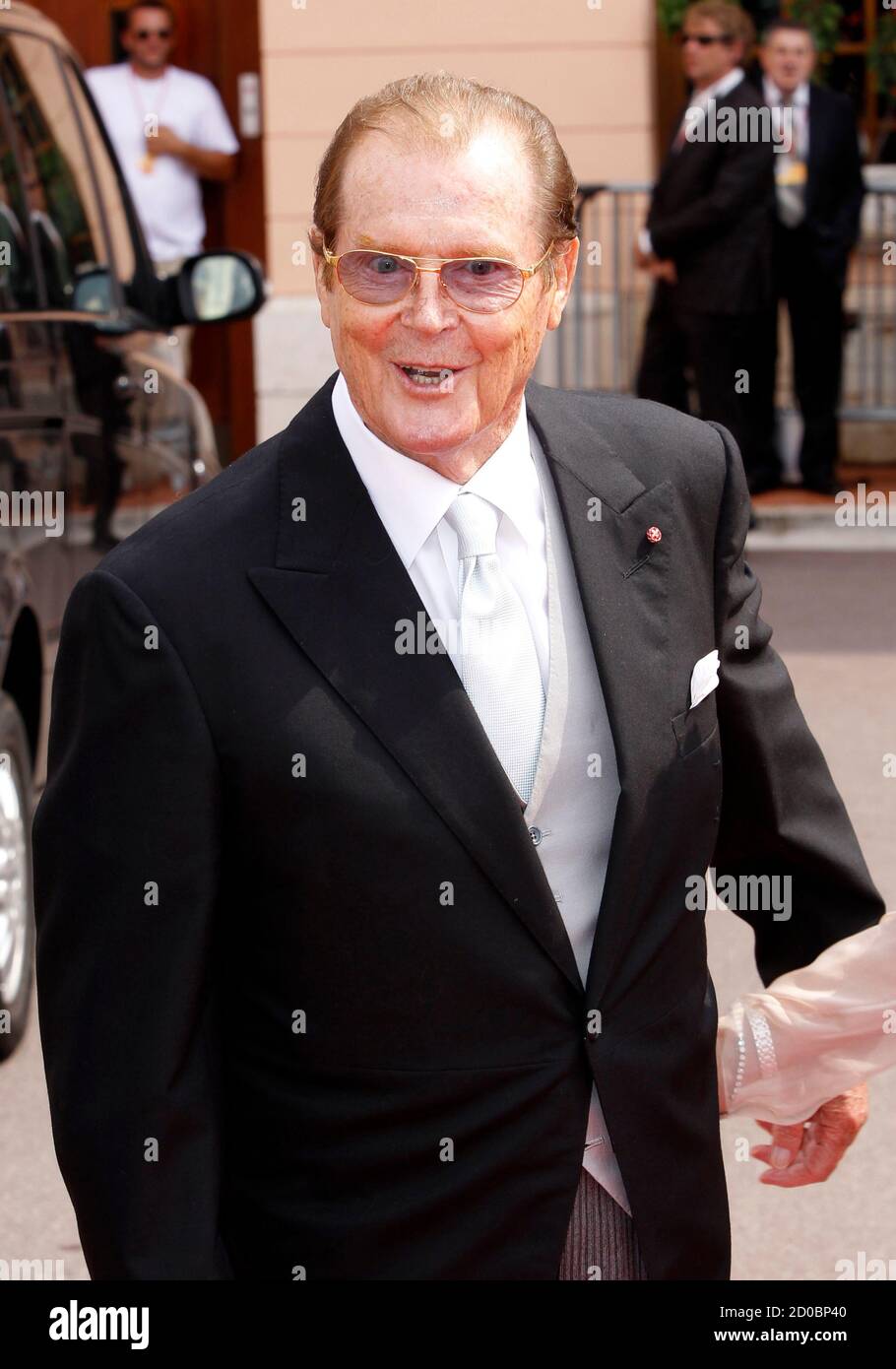 British actor roger moore arrives hi-res stock photography and images ...