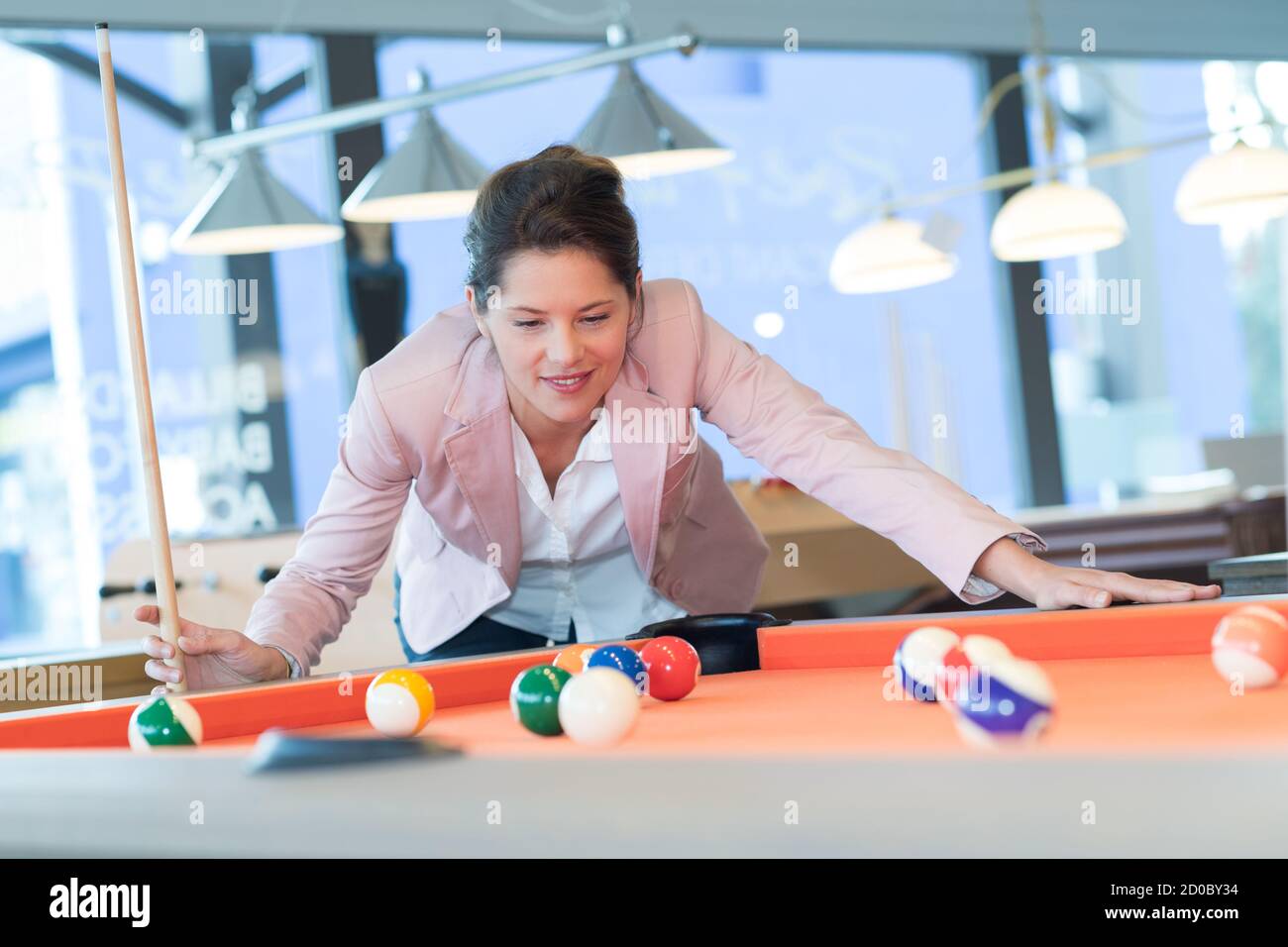 Female pool player hi-res stock photography and images - Alamy