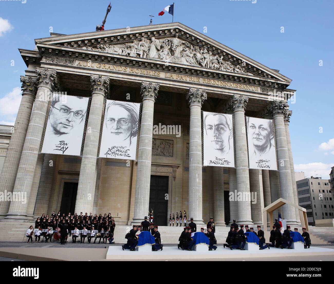 Women french resistance paris hi-res stock photography and images - Alamy
