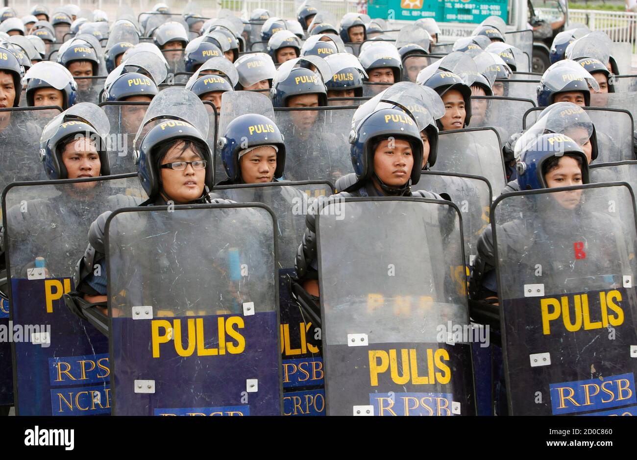 Philippine national police pnp officers hi-res stock photography and ...