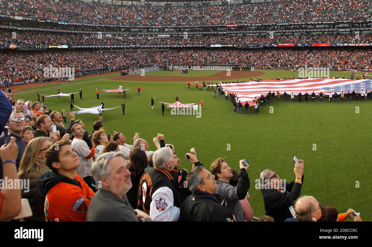 Baseball outfield fans hi-res stock photography and images - Alamy