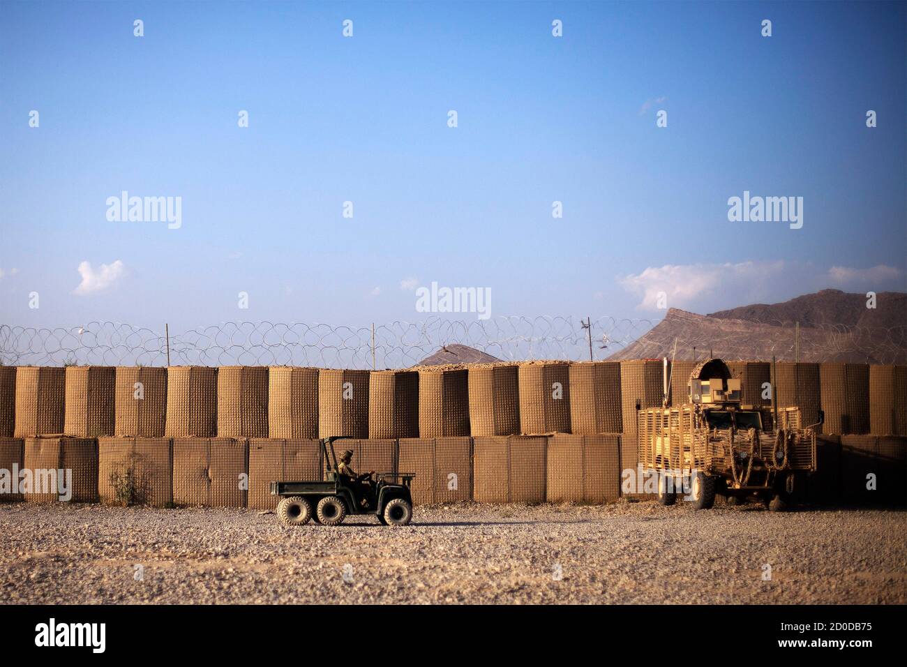 Hesco barrier hi-res stock photography and images - Alamy