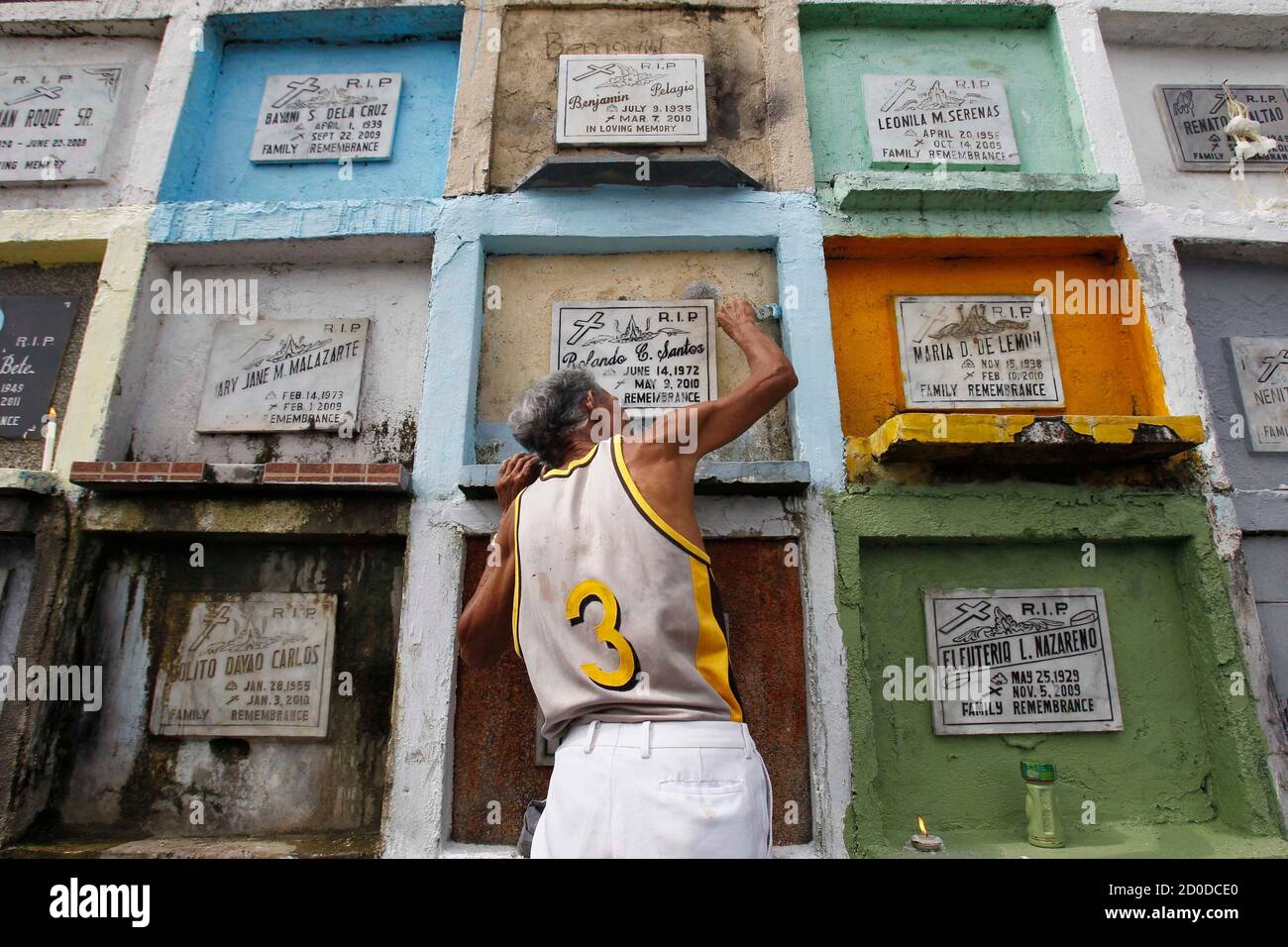 Tombs in manila north cemetery hi-res stock photography and images - Alamy