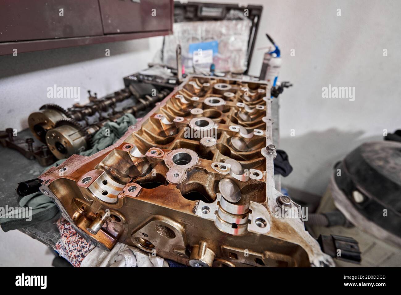 Disassemble engine block vehicle. Motor capital repair. Sixteen valve ...