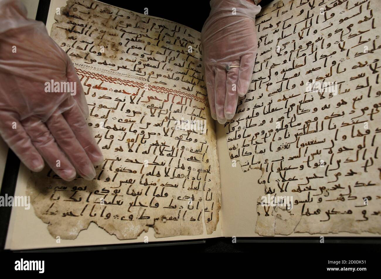 Koran manuscript hi-res stock photography and images - Alamy
