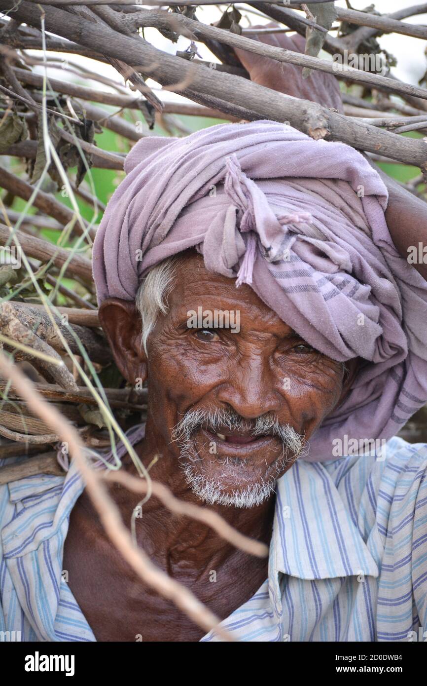 Old indian man face portrait hi-res stock photography and images - Alamy