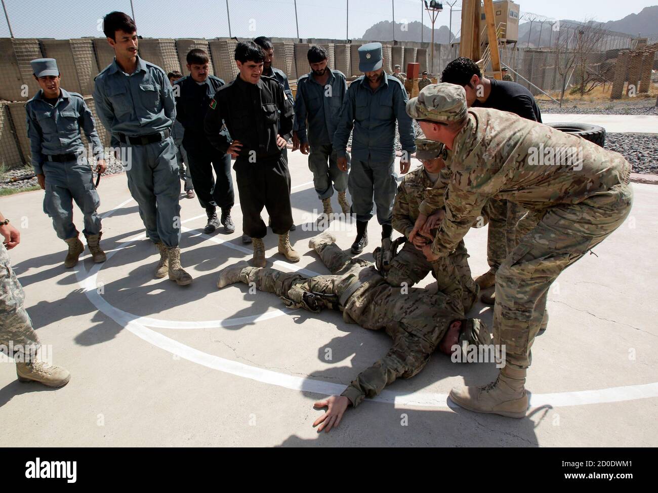 Soldiers handcuff hi-res stock photography and images - Alamy