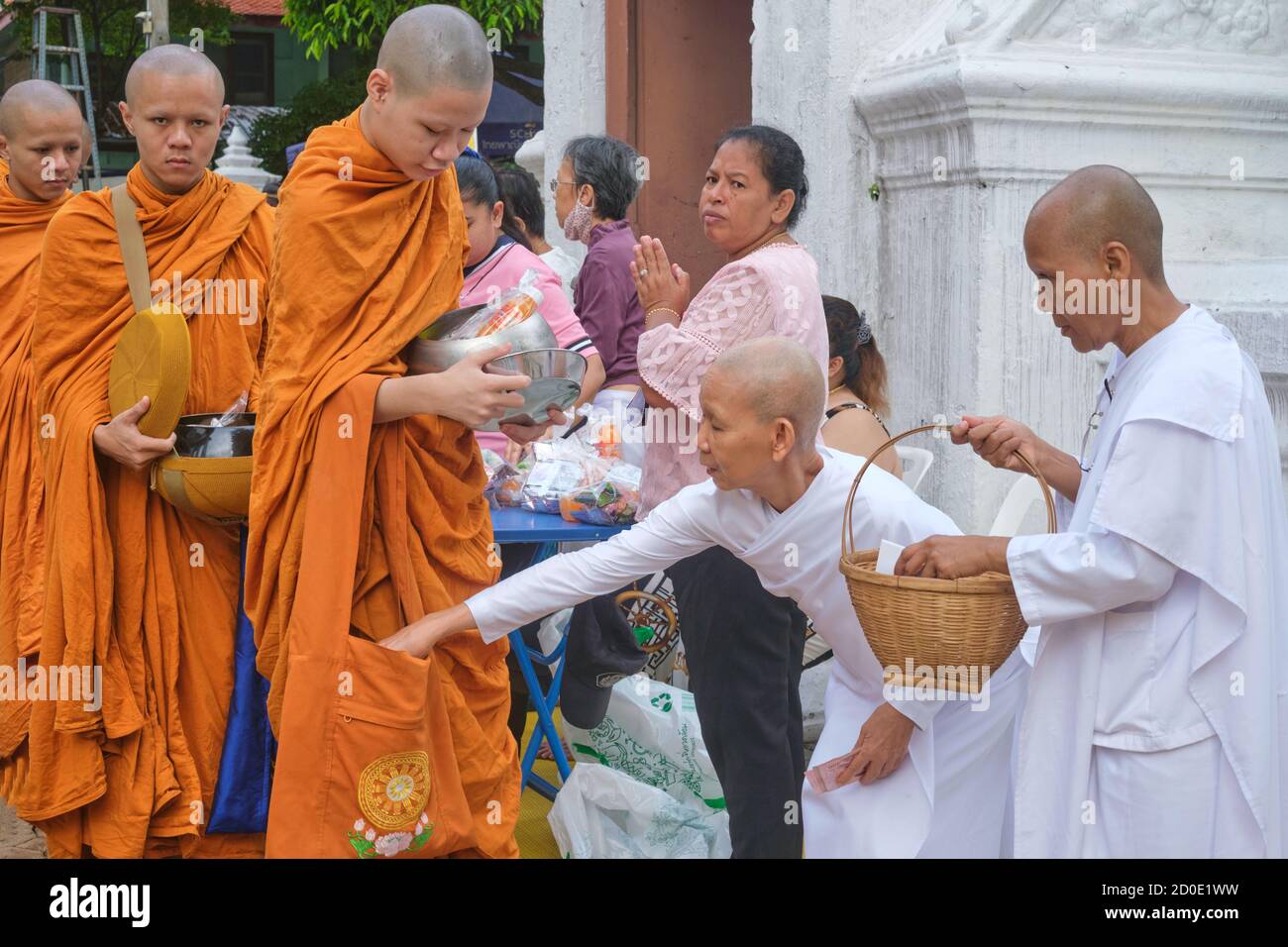 Nuns dressed in white hi-res stock photography and images - Alamy