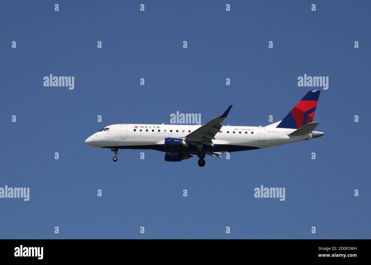 Delta embraer 175 hi-res stock photography and images - Alamy