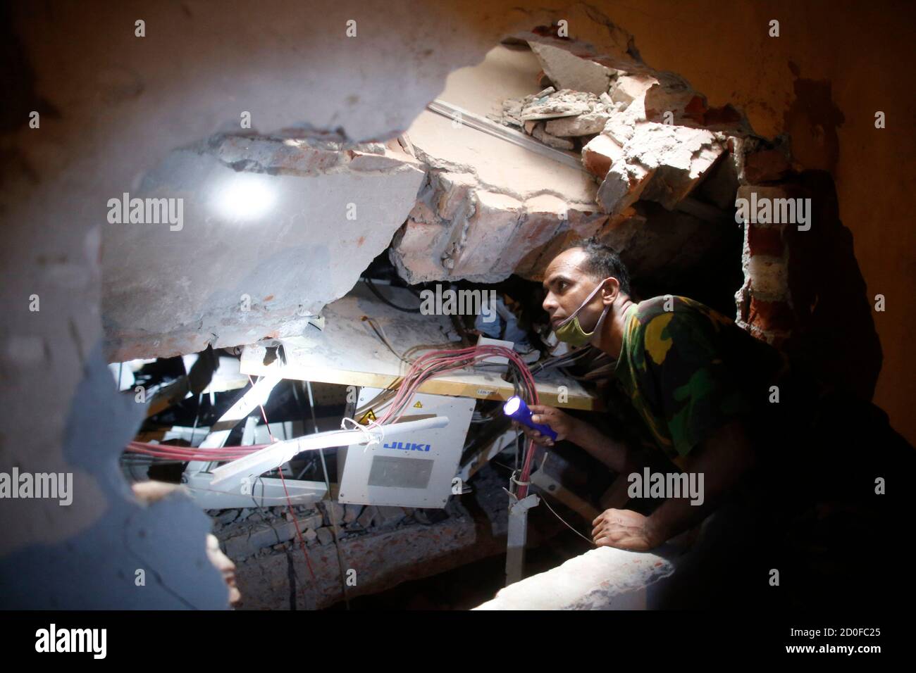 Bangladesh textile building collapse hi-res stock photography and ...