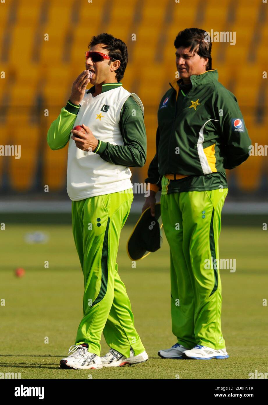 Cricket ball fingers hi-res stock photography and images - Alamy