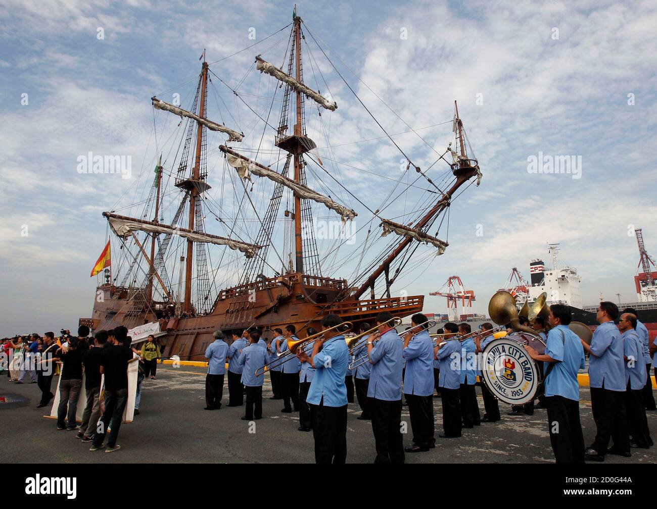 17th century spanish galleon hi-res stock photography and images - Alamy