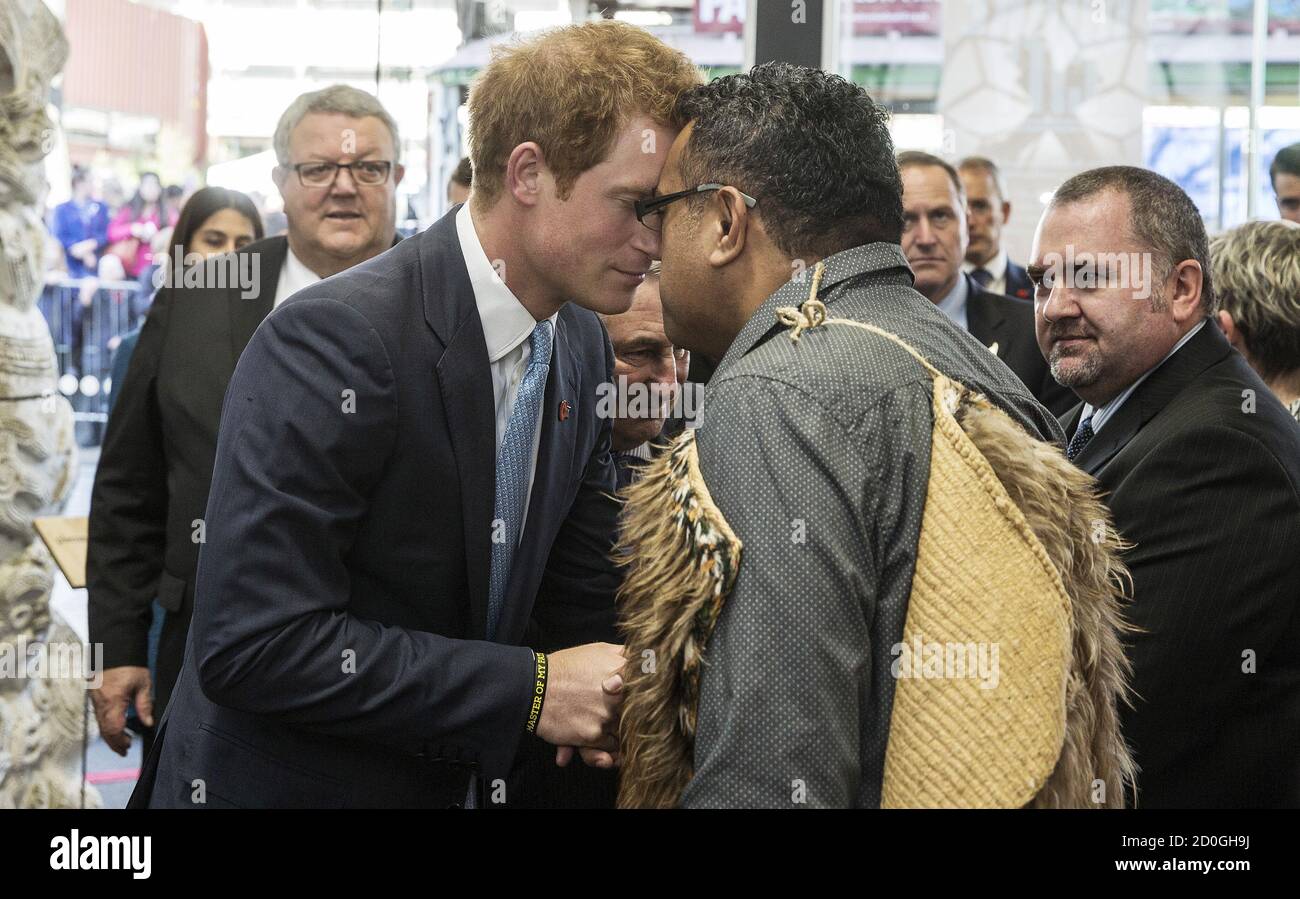 Hongi greeting hi-res stock photography and images - Alamy