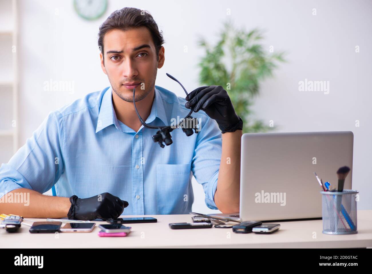 Young male technician repairing the mobile phone Stock Photo - Alamy