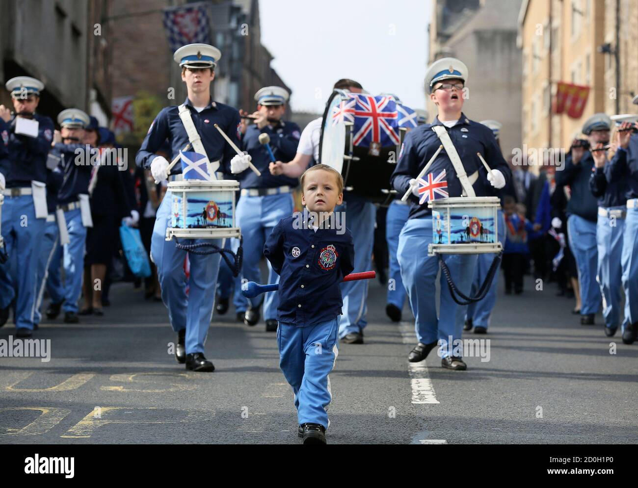 18 year old boy voting hi-res stock photography and images - Alamy