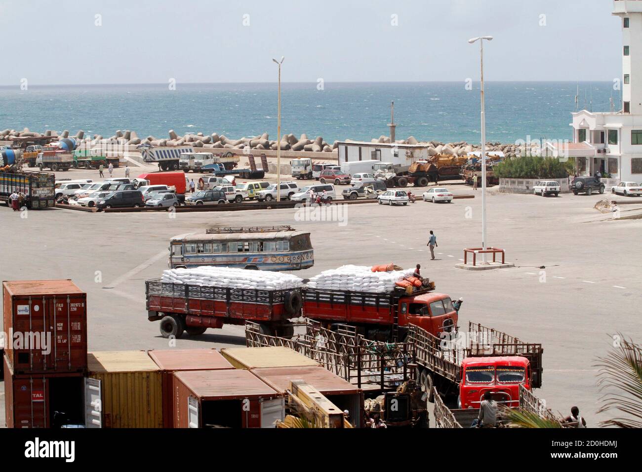 Somali dock workers hi-res stock photography and images - Alamy