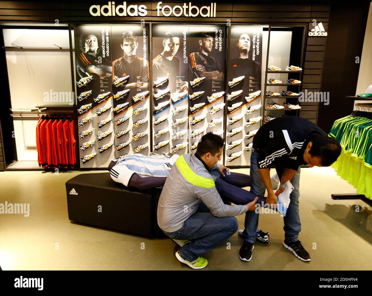 Shop clerks hi-res stock photography and images - Alamy