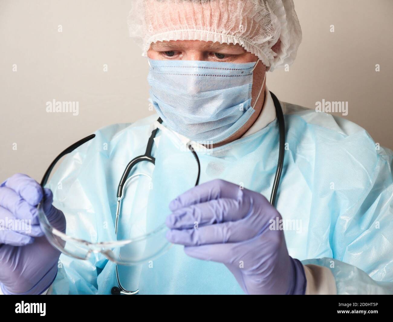 Doctor wearing protective gear hi-res stock photography and images - Alamy