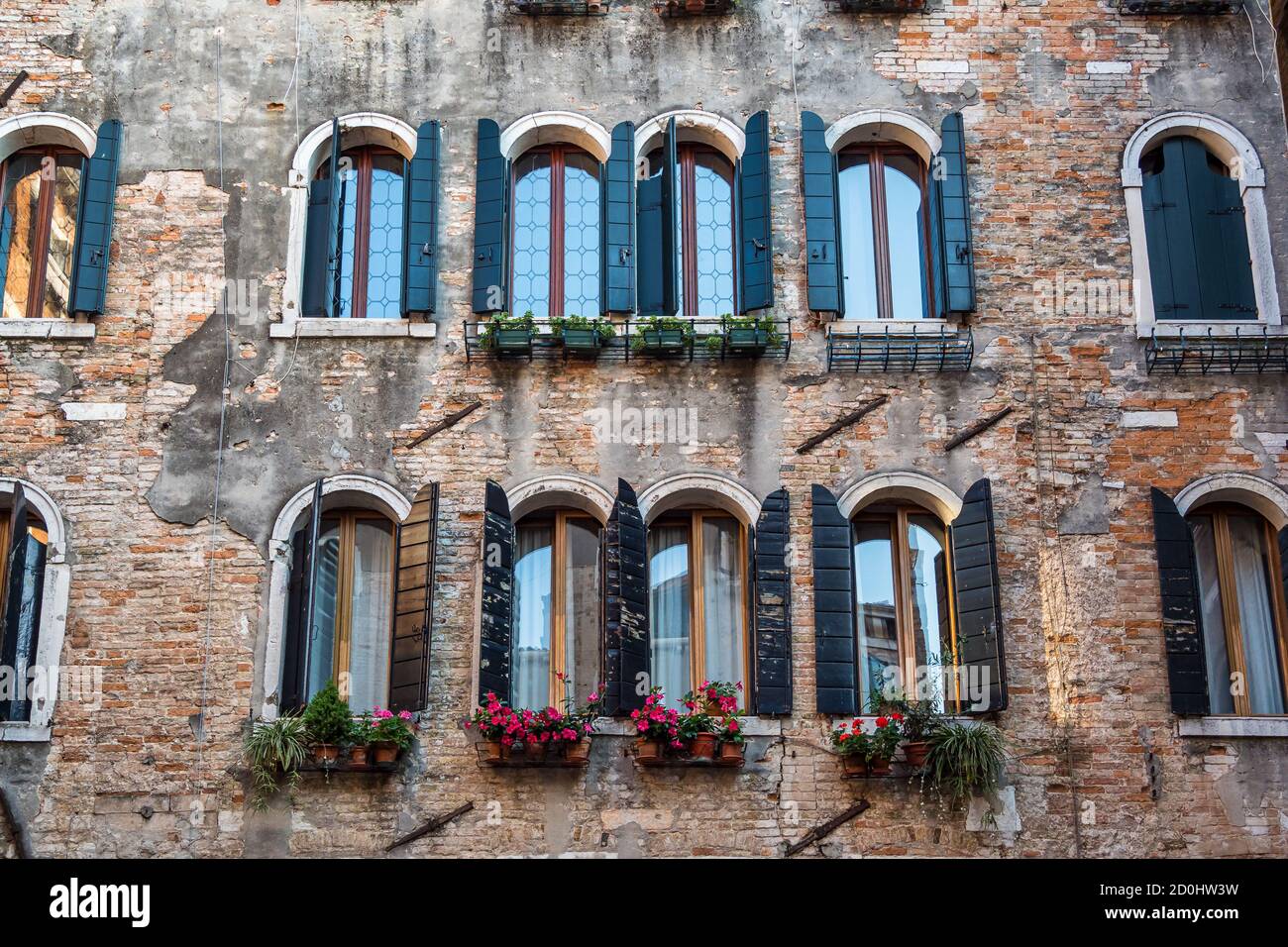 Beautiful facade of typical merchant house on Grand canal, Venice in ...
