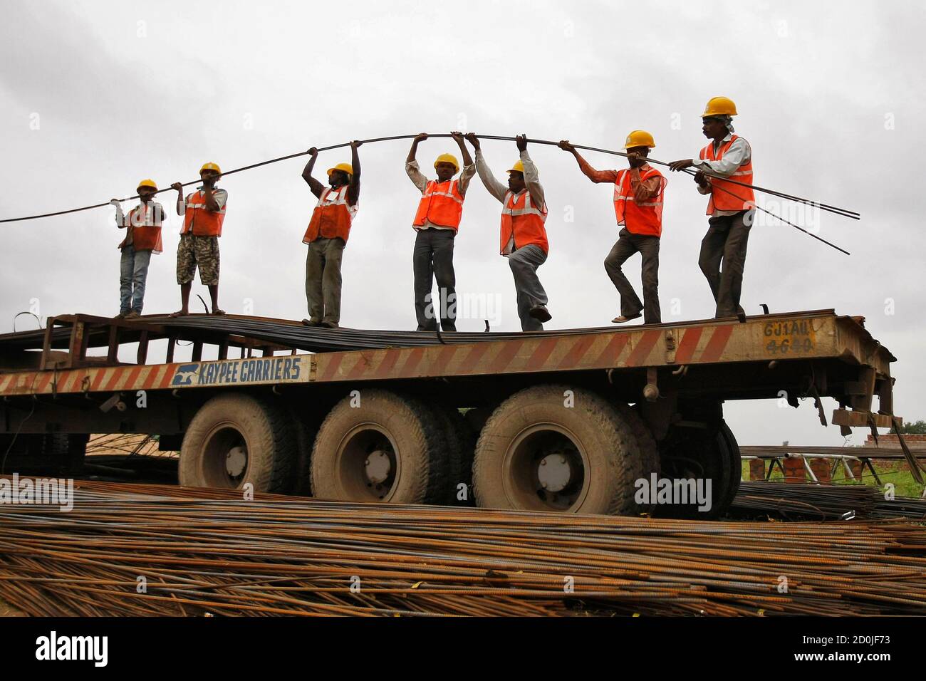 Construction workers iron rods construction hi-res stock photography ...