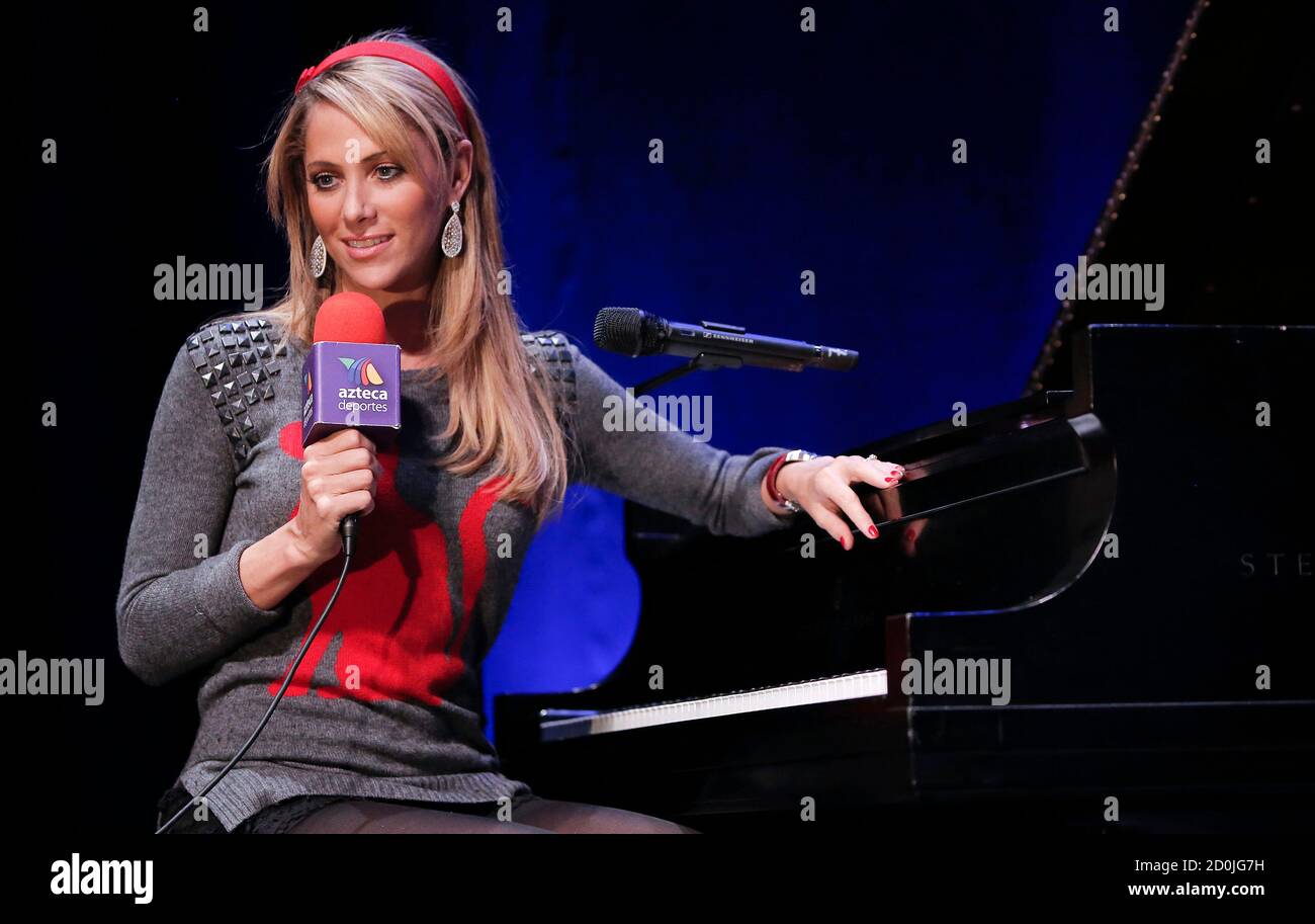 American entertainment reporter hi-res stock photography and images - Alamy