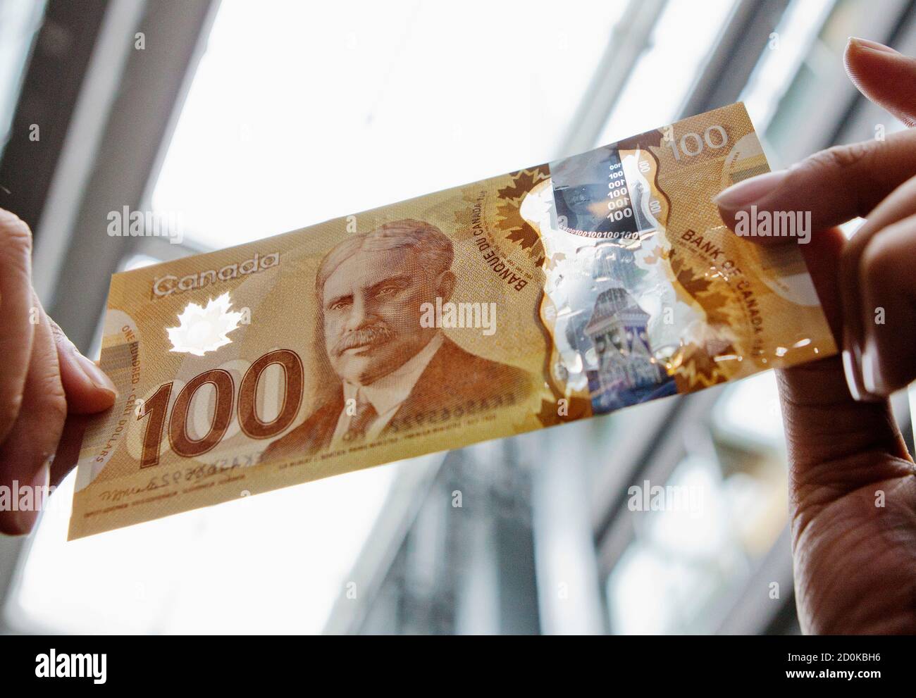 Canada new 100 dollar bill hi-res stock photography and images - Alamy