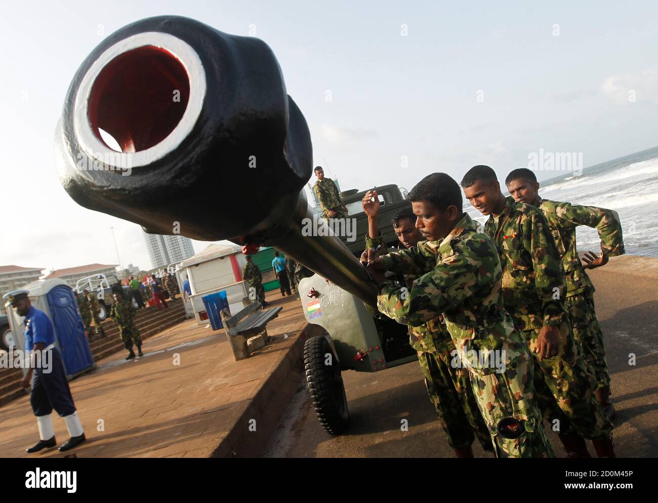 Sri lankan army colombo rehearsal hi-res stock photography and images ...