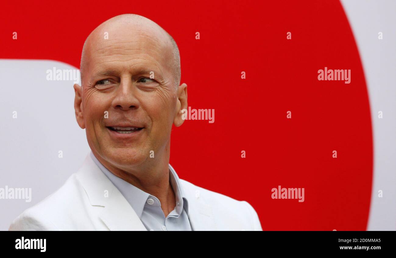 Bruce willis red 2 hi-res stock photography and images - Alamy
