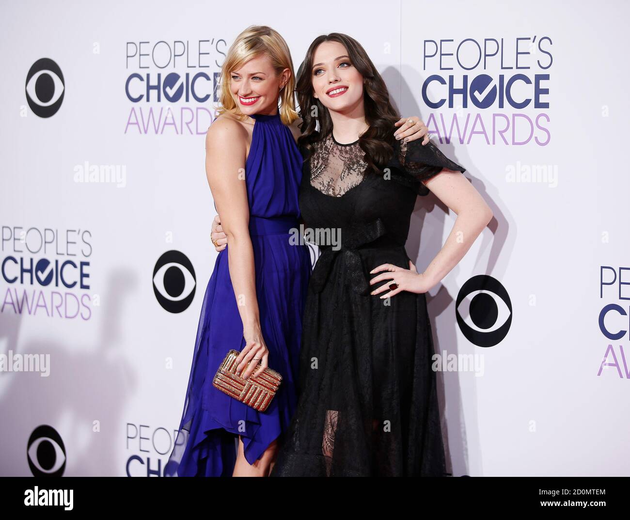 Beth behrs kat dennings hi-res stock photography and images - Alamy