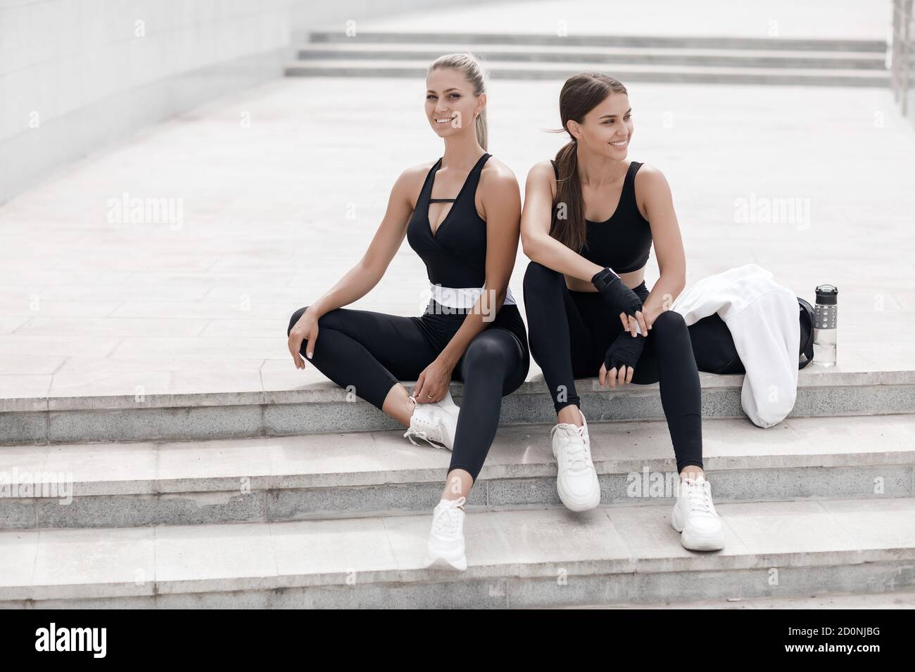 Teamwork in fitness hi-res stock photography and images - Alamy