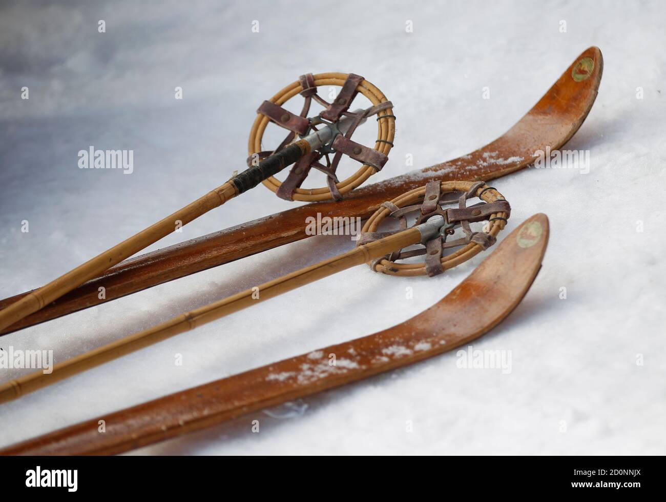 Vintage skis hi-res stock photography and images - Alamy